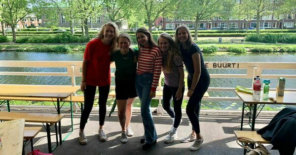 Studenten roeien 100 km voor mensen op de vlucht